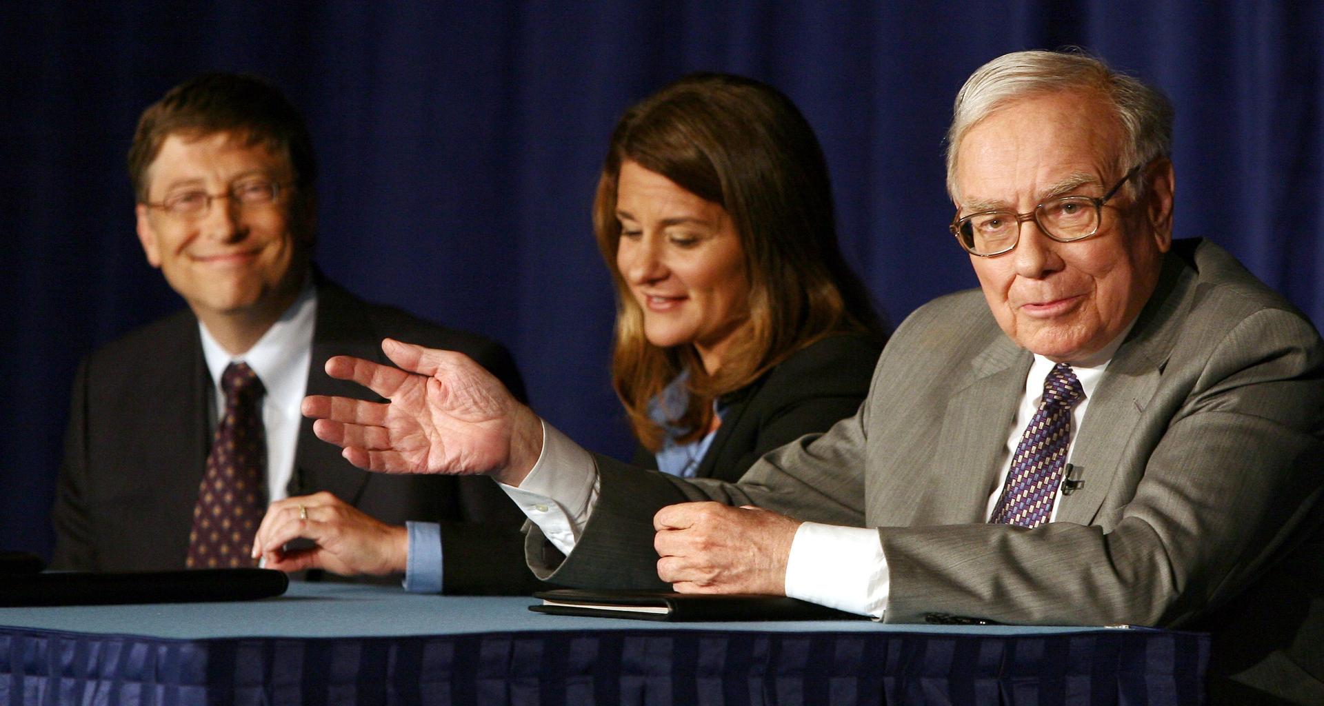 Bill and Melinda Gates join Warren Buffett at a news conference in June ...