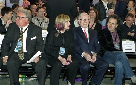 Howard, Susie, Warren, and Peter Buffett at the 2011 Berkshire Hathaway ...